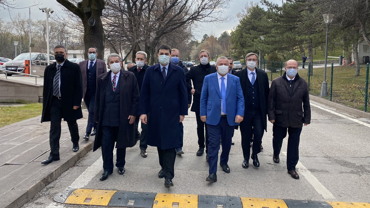 MHP'den ihraç edilen Cemal Enginyurt, resmen Demokrat Parti'ye geçti