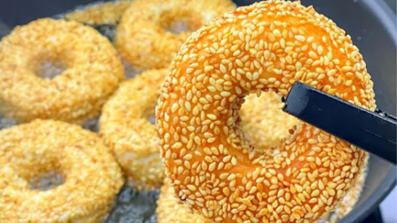 Softaya gelir gelmez biten simit lezzetinde susam kaplı enfes pişi tarifi!