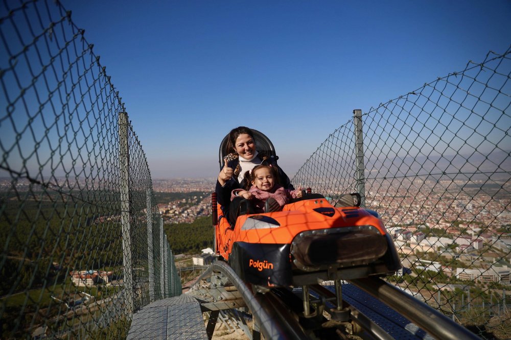 Denizli Seyir Tepesi Şehir Ormanı'ndaki Dev horoz heykeli görenleri ... Denizli Seyir Tepesi Şehir Ormanı'ndaki Dev horoz heykeli görenleri ...