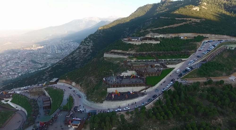 Denizli Seyir Tepesi Şehir Ormanı'ndaki Dev horoz heykeli görenleri ... Denizli Seyir Tepesi Şehir Ormanı'ndaki Dev horoz heykeli görenleri ...
