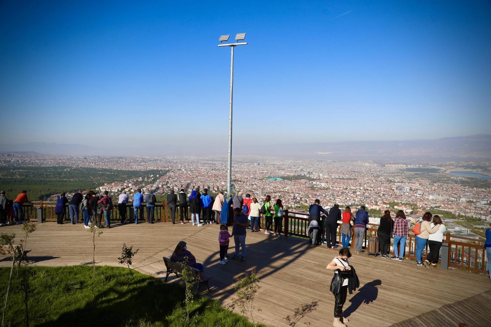 Denizli Seyir Tepesi Şehir Ormanı'ndaki Dev horoz heykeli görenleri ... Denizli Seyir Tepesi Şehir Ormanı'ndaki Dev horoz heykeli görenleri ...