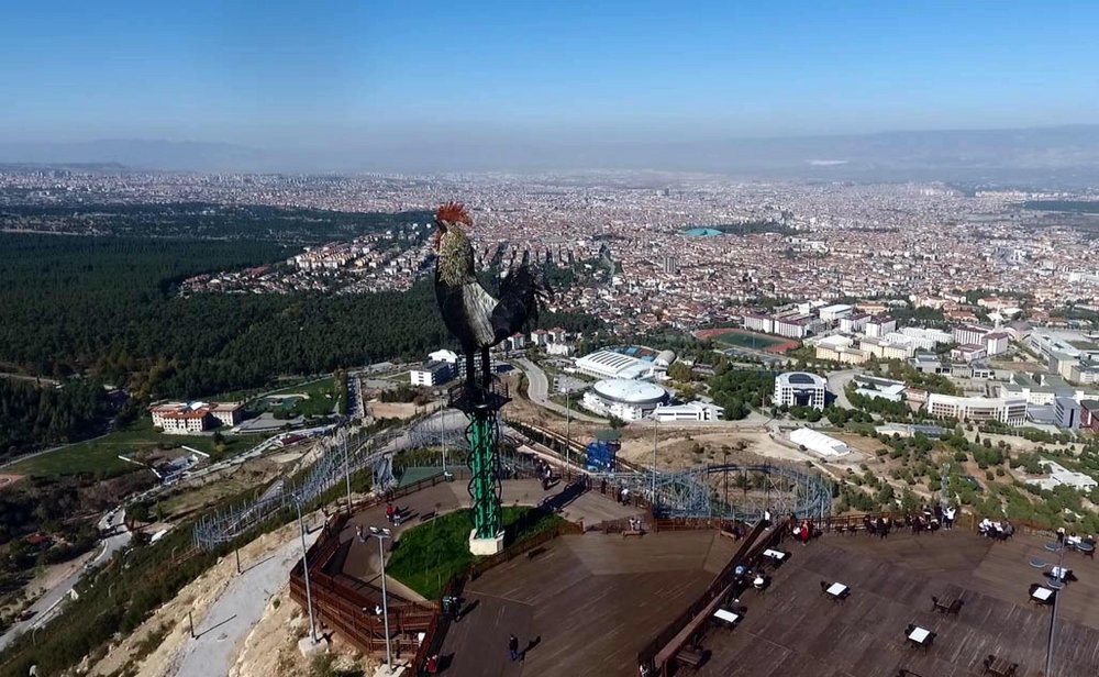 Denizli Seyir Tepesi Şehir Ormanı'ndaki Dev horoz heykeli görenleri ... Denizli Seyir Tepesi Şehir Ormanı'ndaki Dev horoz heykeli görenleri ...